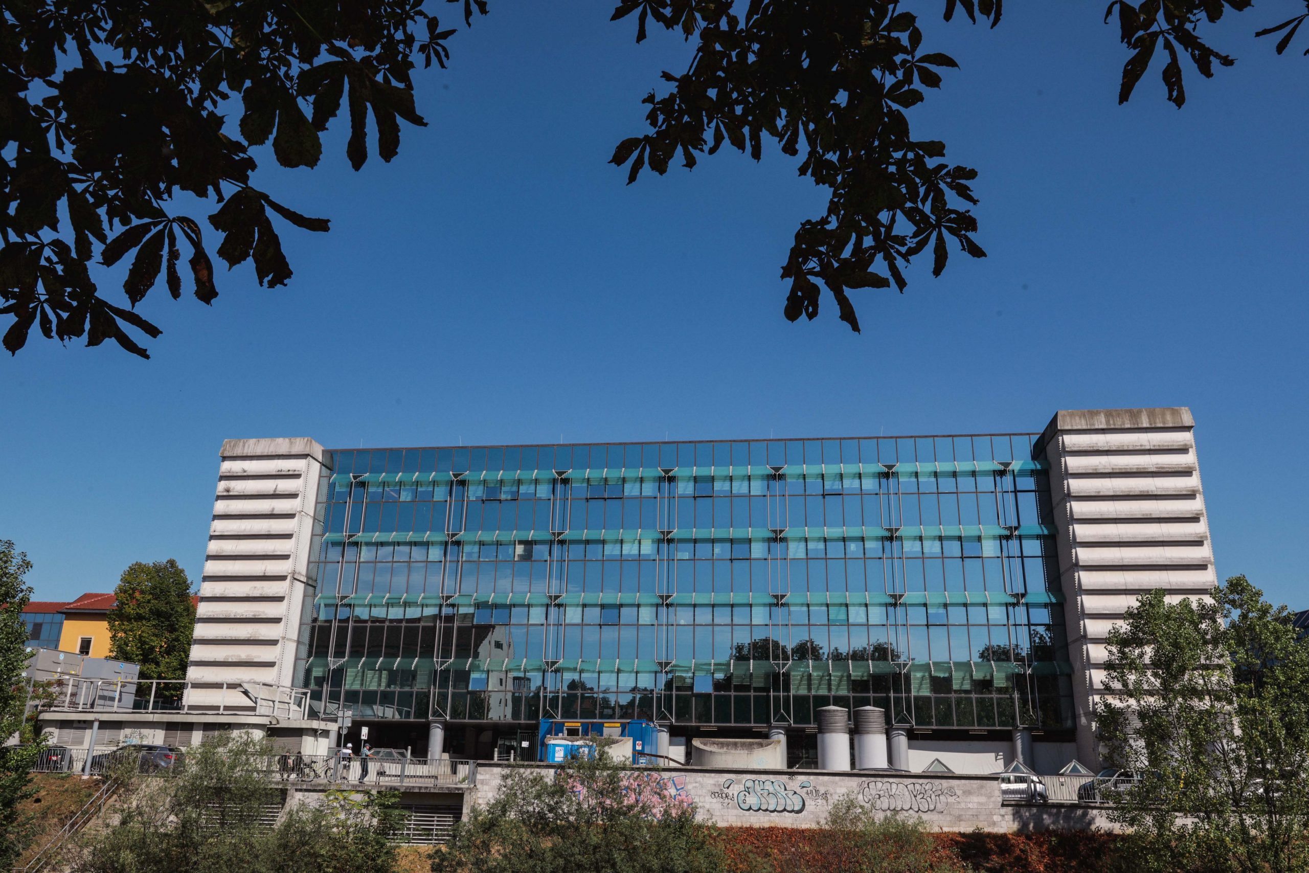 Sodobno zdravljenje raka: Kako daleč smo že prišli in kje so izzivi?